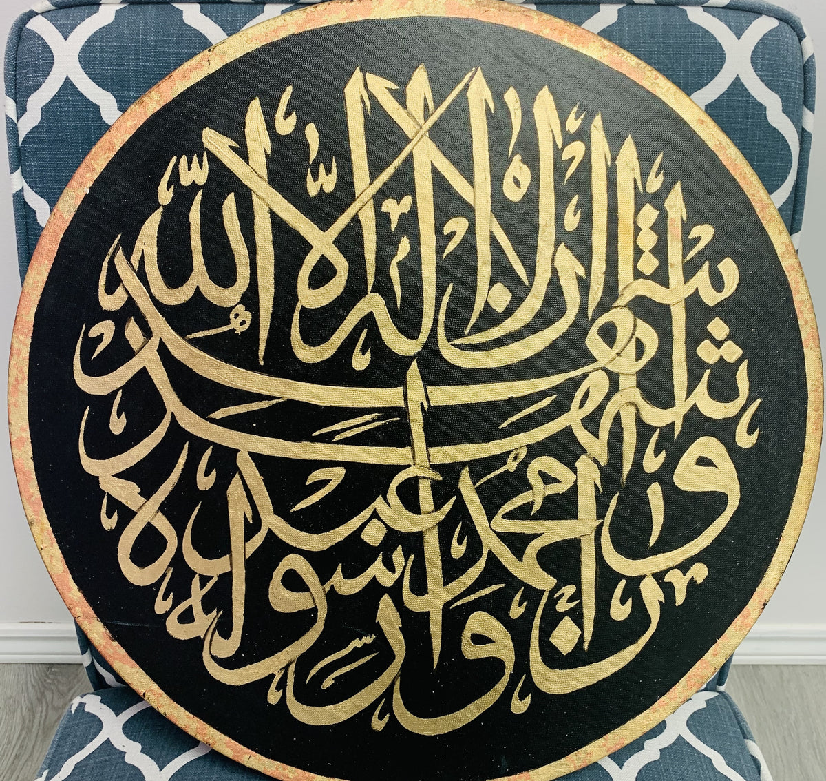 Golden Elegance: Round Arabic Calligraphy Masterpiece – AlhamraArts